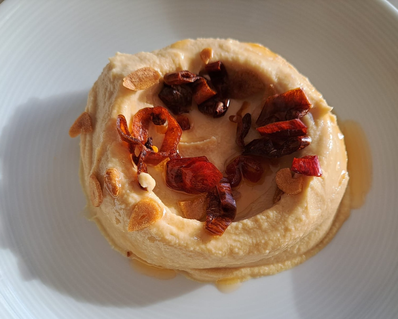 Hummus con chips de ajo y de chile | Umami Madrid