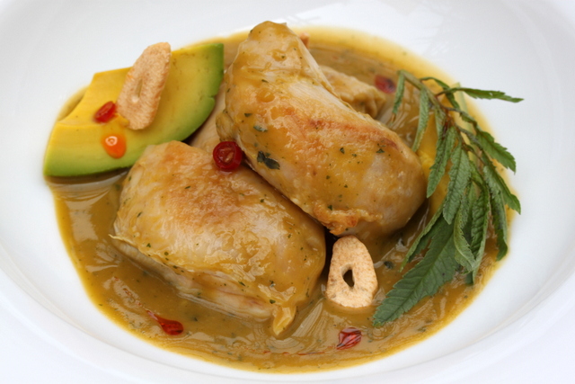 Pollo en salsa huacatay y aguacate extraordinario | Umami Madrid